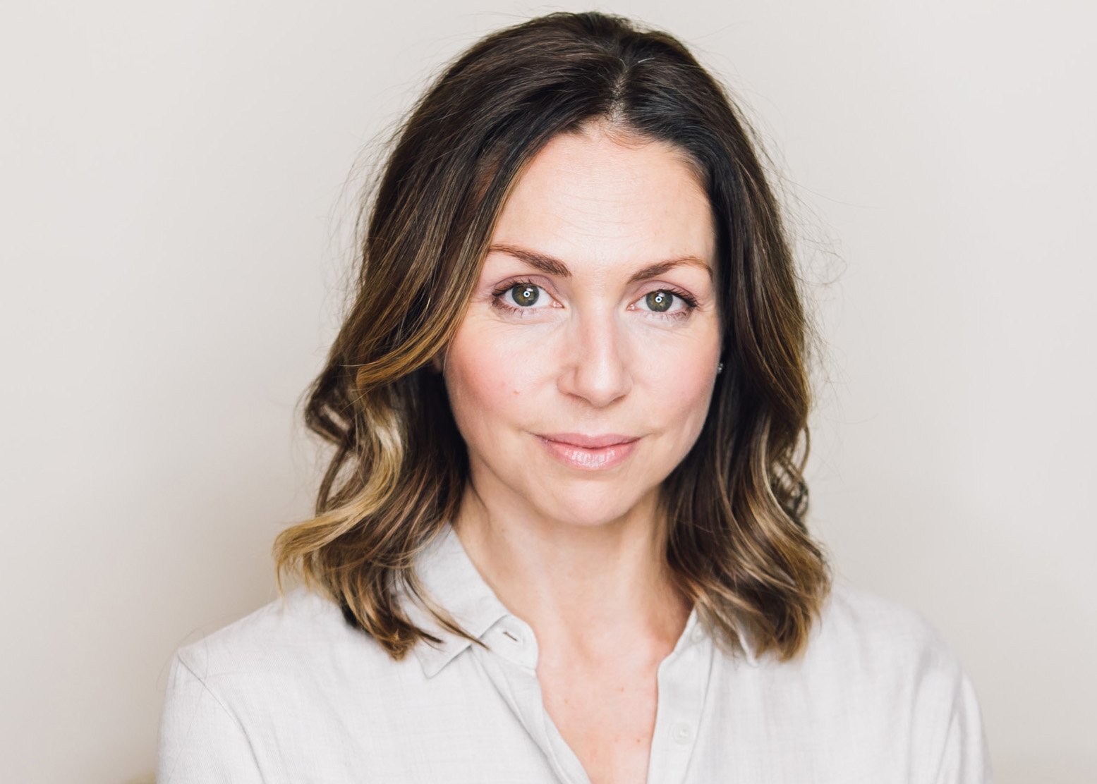 Abigail James tests the Instant Eye Lift from elline Switzerland
